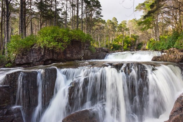 Wandelen langs de steile kliffen van Torridon in Schotland ...