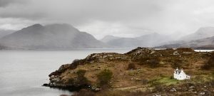 Wandelen langs de steile kliffen van Torridon in Schotland ...