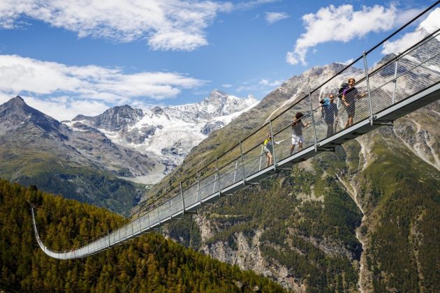 De langste hangbrug ter wereld vind je in.. Zwitserland ...