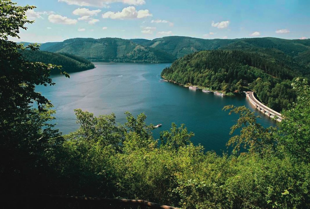 Wandelen langs een fjorden-landschap op de Hohenwarte-Stausee weg ...